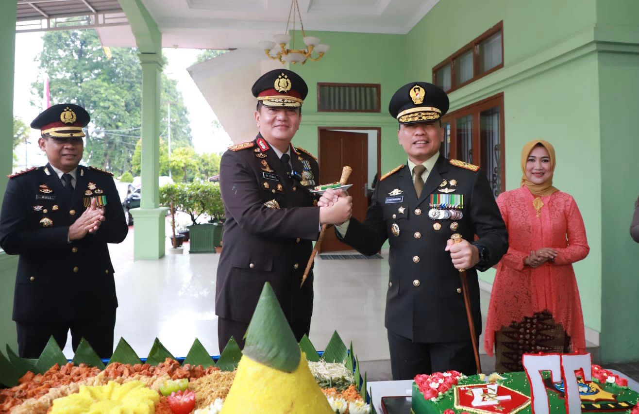 Kapolda Riau Irjen Moh Iqbal Bersama Pejabatnya Datangi Kediaman Danrem ...