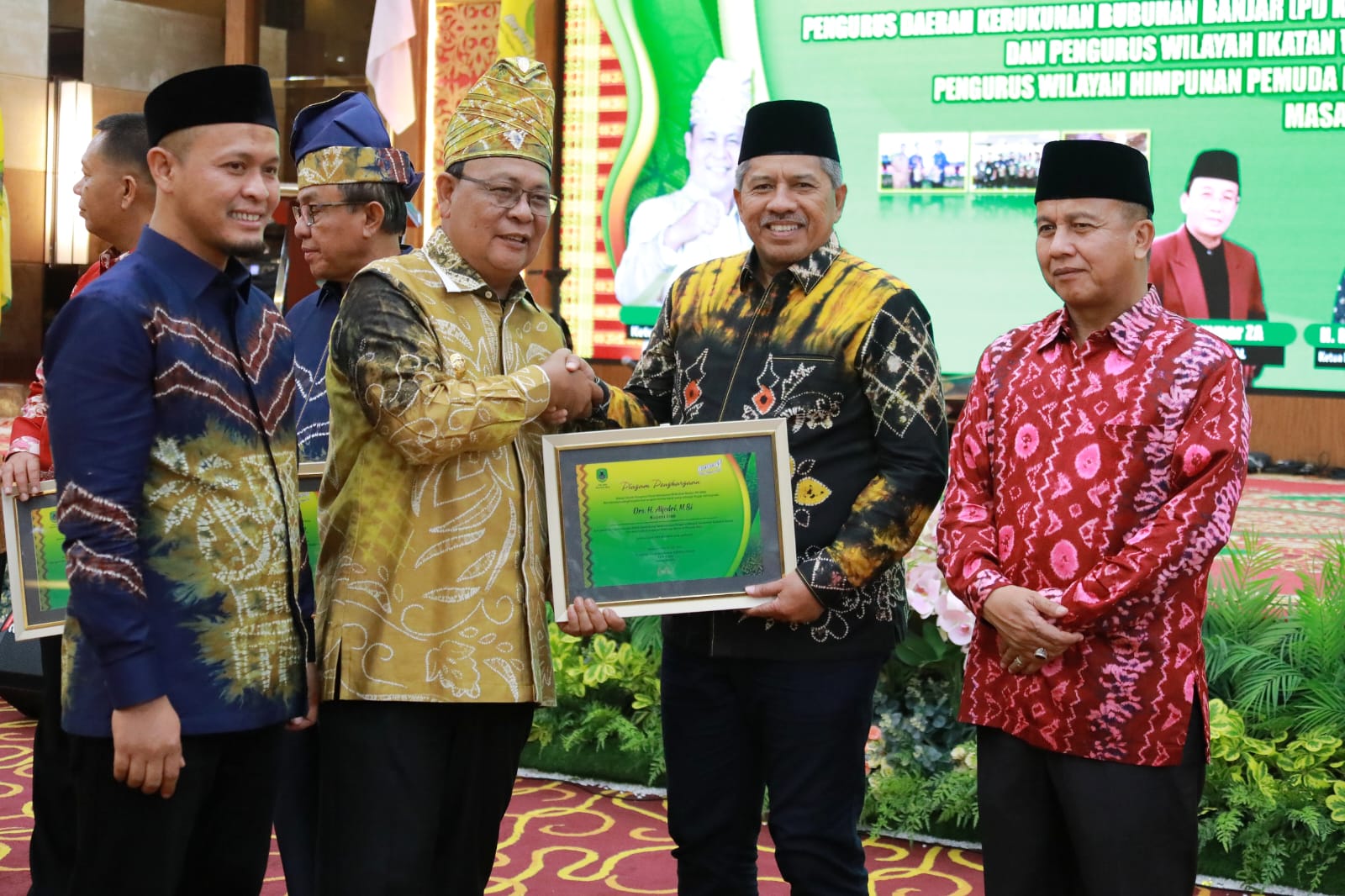 Bupati Alfedri terima Piagam Penghargaan dari Ketua KBB Sadunia – Siak Pos
